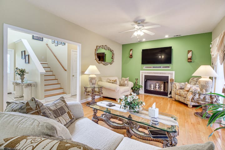 Spacious Richmond Hill Hideaway W/ Deck! - Richmond Hill, GA