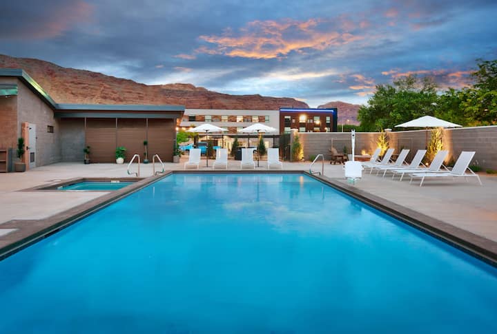 Moab Retreat | Two Queen Beds + Pool Access - Moab, UT