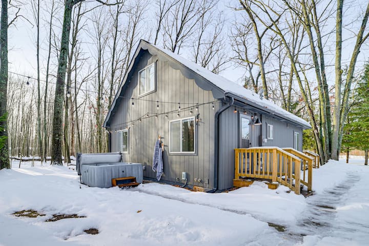 Roscommon Chalet W/ Hot Tub Near Higgins Lake! - Roscommon, MI