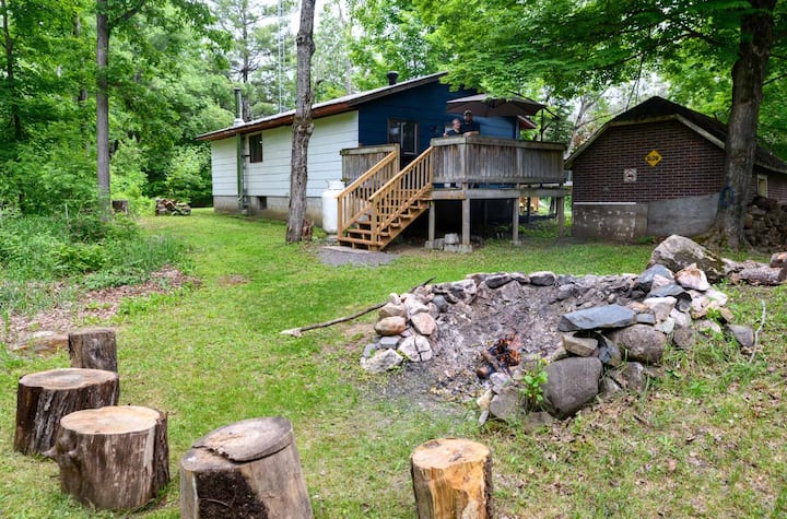 Woodsy Summer Retreat With Patio & Bbq Grill - Ottawa