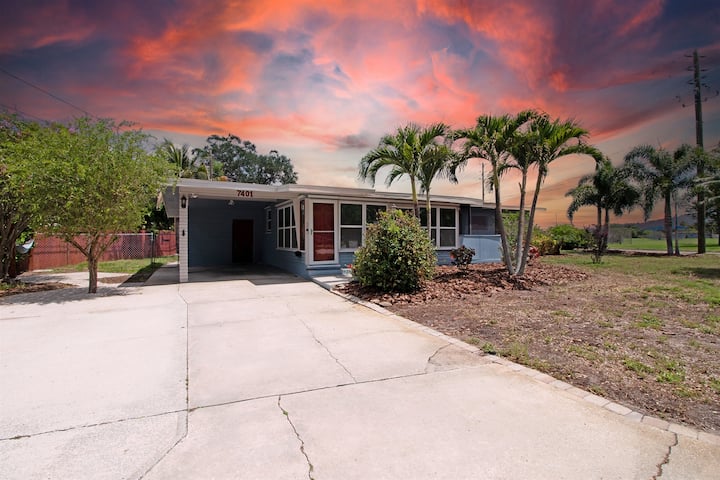 Spacious Home Near Beaches & Azalea Park - St. Petersburg, FL