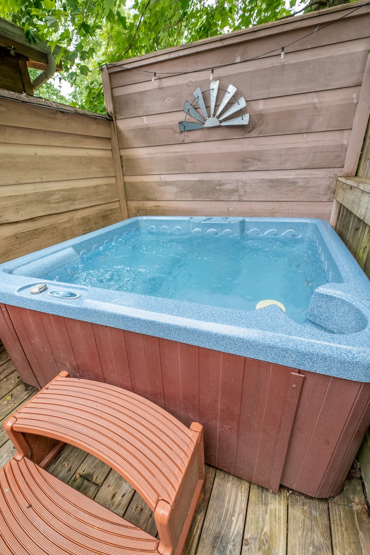 Tranquil 2bd Cabin W/ Hot Tub! Arcade + Near Town - Gatlinburg, TN