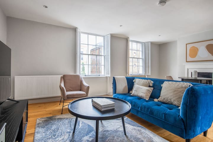 Blueground | Chelsea, Nr Bars, Dining & River - Fulham