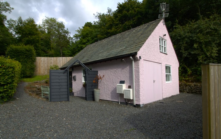Squirrel Bank, With A Hot Tub & Parking - Bowness-on-Windermere