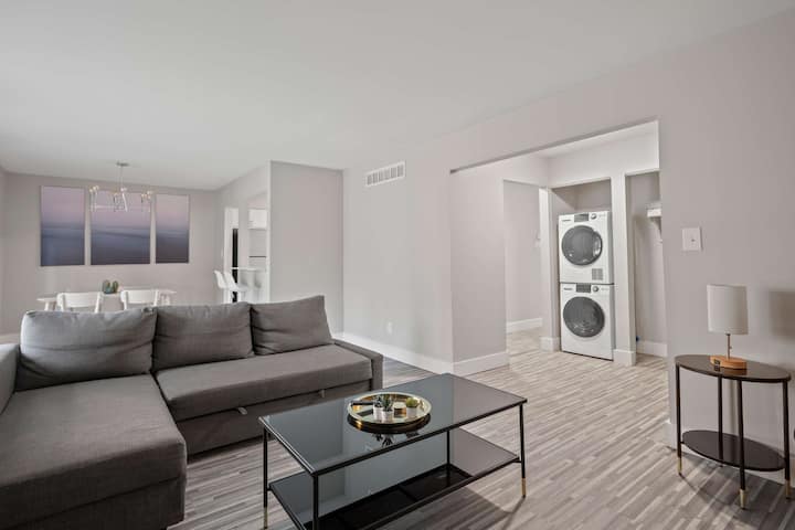 Charming Rochester Retreat  Cozy & Stylish Stay - Lake Orion, MI
