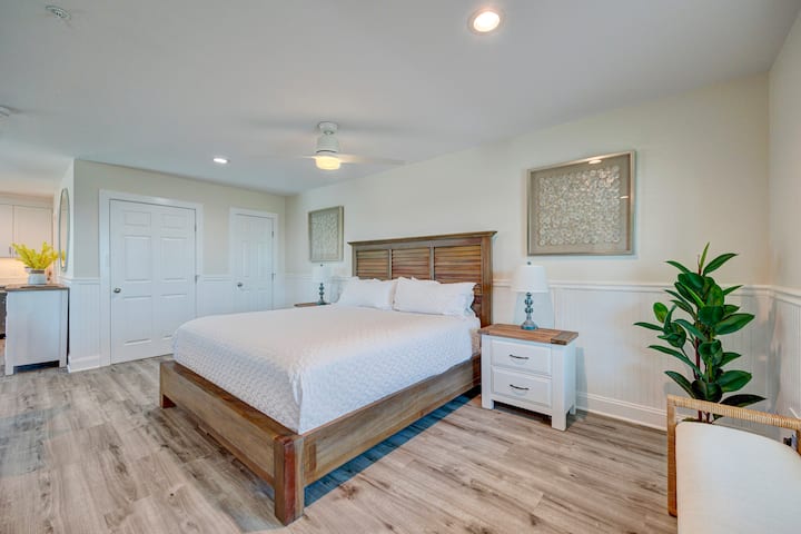 Saltwater Resort Suite 1008, King 1st Floor - Surf City, NC