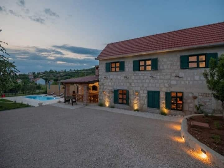 Adorable Maison De Vacances Avec Piscine - Imotski