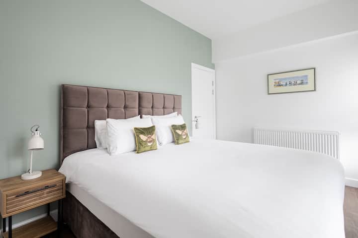 Modern 2-bedroom Unit Near Coast, Town & Hospital - Scarborough