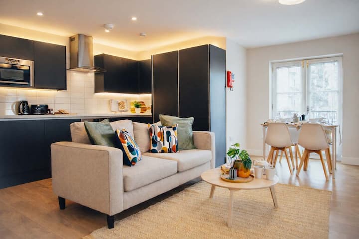 Modern Central 2 Bedroom Apartment With Parking - Edinburgh