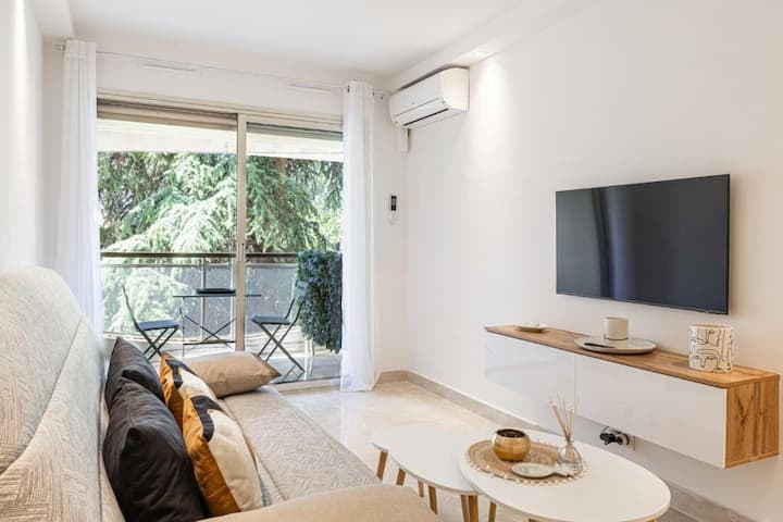 Le Center Avec Joli Balcon Et Parking - Cannes