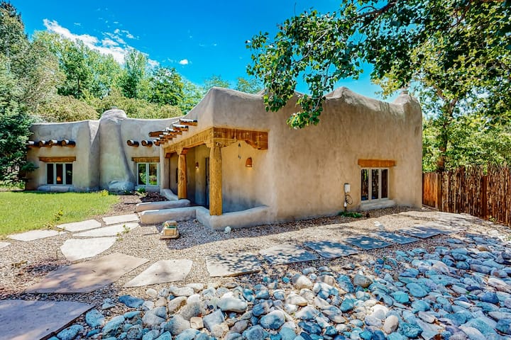 2br Home With Large Private Patio & Garden - Taos, NM