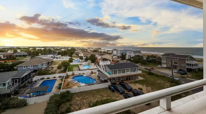 Sojourns Beach Views & Pool Family Home Sleeps 9 - Sandbridge Beach, VA