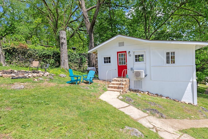 Historic Water's Edge Cottage 10 - Rockaway Beach, MO