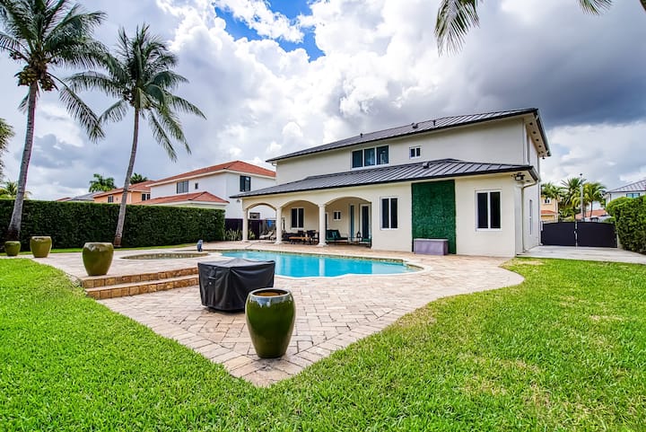 Luxury Tropical Living - 4br W Backyard Pool Oasis - Miami Lakes, FL
