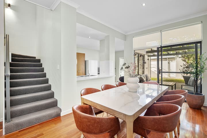 Spacious 2 Level Home In Subiaco - Cottesloe