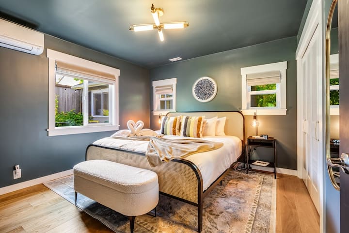 Great Ballard Location! Spacious House W/parking - Seattle, WA