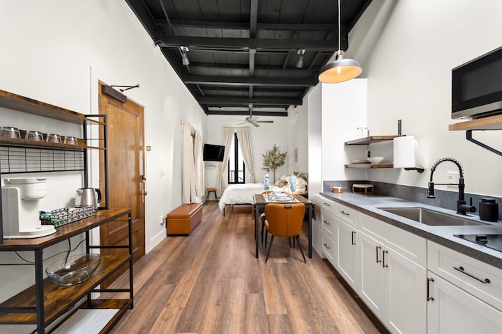 Discover 19thc Studio | Queen Bed + Full Kitchen - San Diego, CA