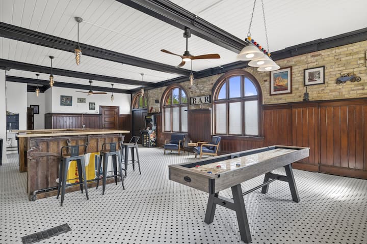 Downtown Historic Charm With Modern Upgrades - Milwaukee