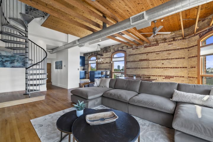 Downtown Historic Charm With Modern Upgrades - Milwaukee