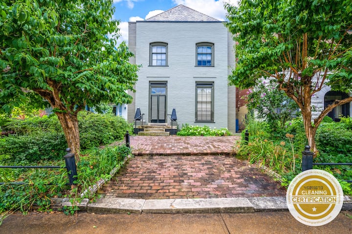 Spacious Charming Home / Abodebucks - University City, MO