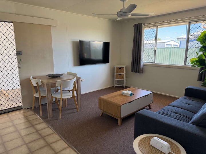 Basic Beauty Near Corner Shop With Ac In Bedrooms - Bundaberg Central