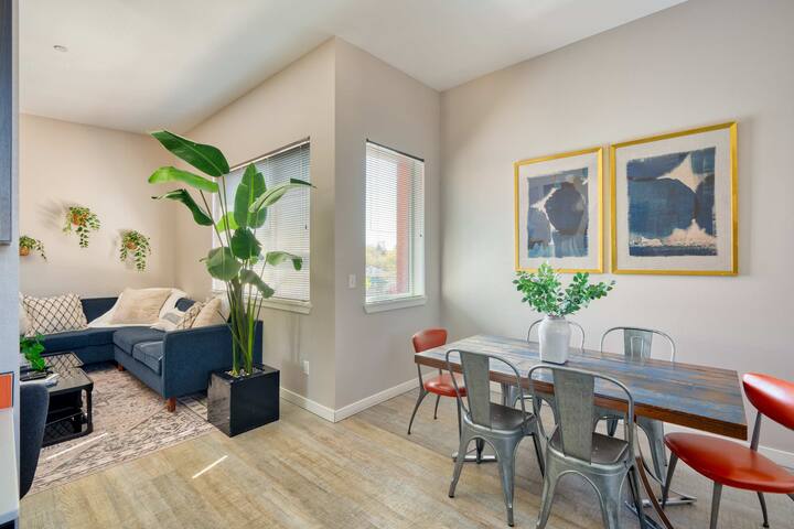 3br/2ba  Hawthorne Penthouse  Roof Deck Retreat - Oregon Zoo, Portland