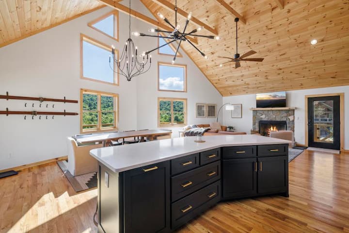 Modern Mountain Retreat I Hot Tub, Views, Game Roo - Beech Mountain, NC