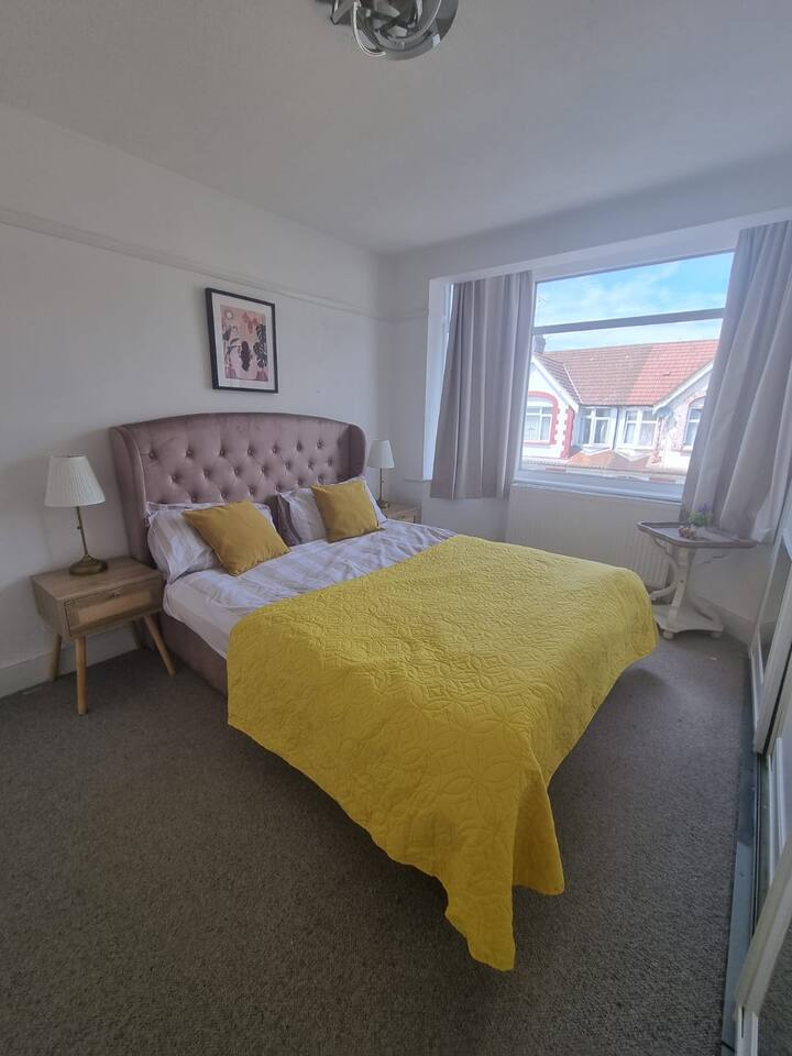 Large 4 Bed Terraced House - Londen