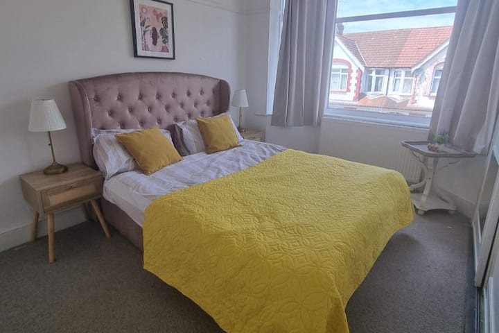 Tottenham Large 4-bed Terraced House, Sleeps 10 - Chingford