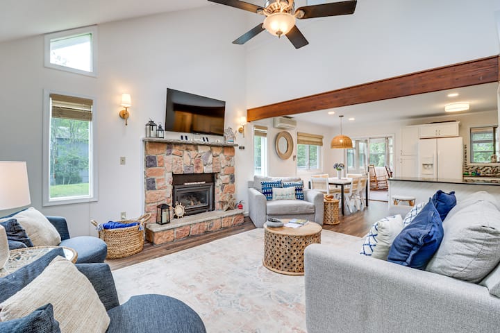 Spacious Family Retreat: Pocono Home W/ Deck - Poconos, PA