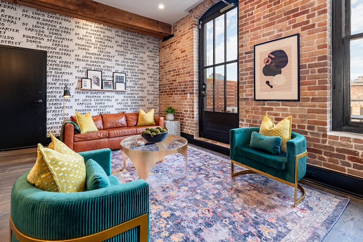 Downtown 2bd Private Terrace Near Parades Gym Pool - New Orleans, LA