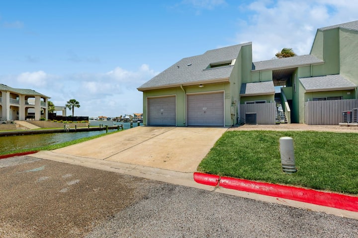 Water-view Condo With Docks, Outdoor Pool - Corpus Christi, TX