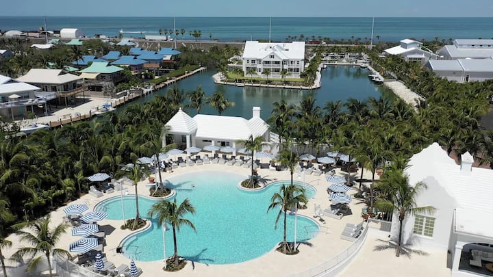 2 Units, Oceanfront Balcony Dbl Queen, Isla Bella - Marathon, FL