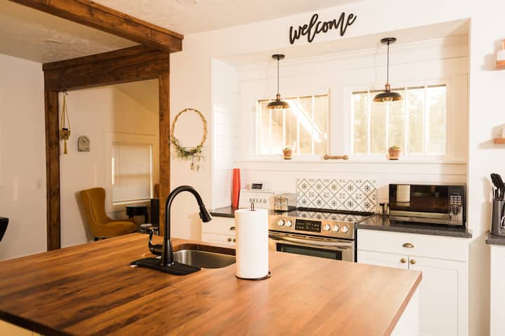 Charming Home | 4 King Beds | Centrally Located - Lincoln, NE