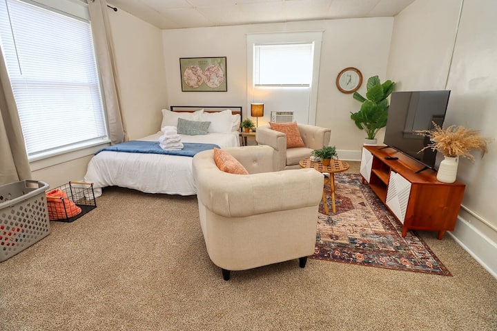 Cozy Home | *Near Downtown | 5 Beds! - Lincoln, NE
