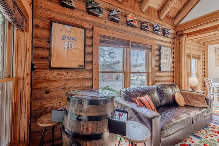 Cabin With Game Room,resort Pools&bbq Deck - Pigeon Forge, TN