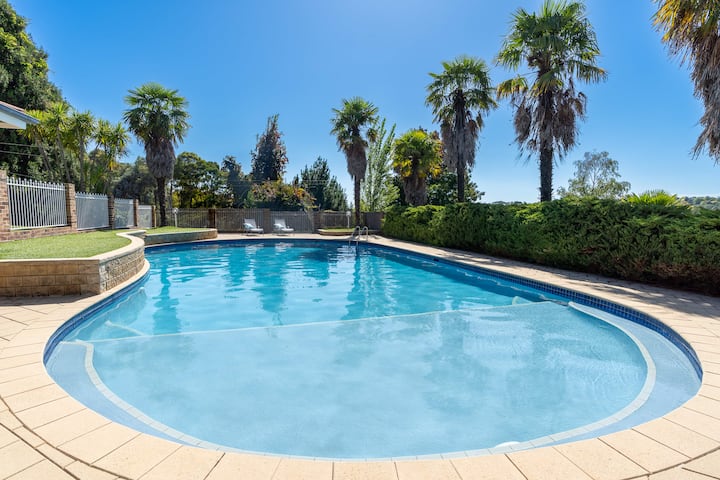 Entertainer's Dream - 4 Bedroom Home With Pool - Orange