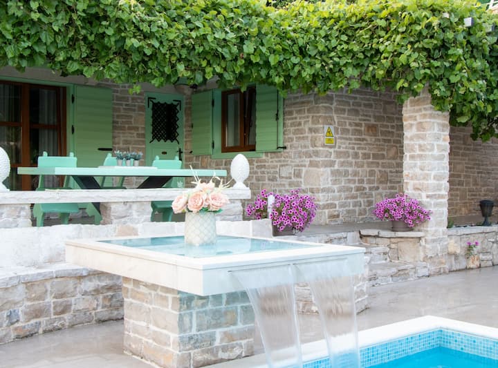 Authentic Dalmatian Treasure Homes - House Stone - コールチュラ島