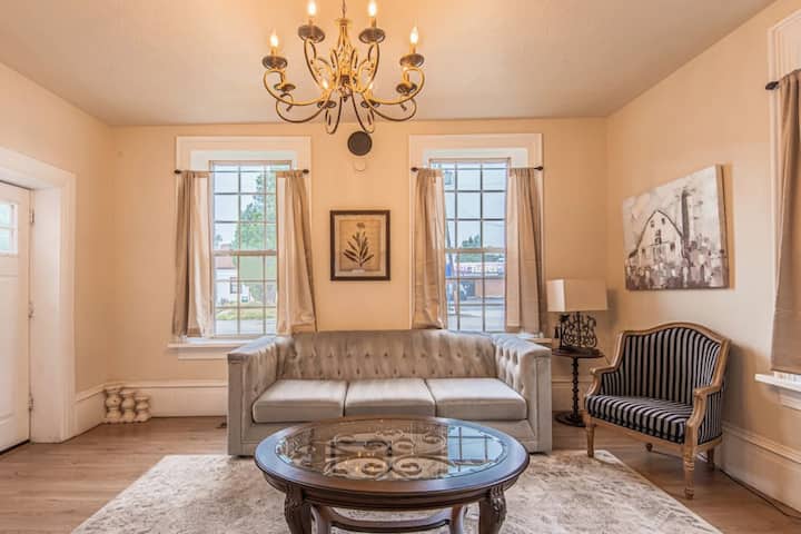 Rustic Downtown Retreat – Cozy Beds & Central Loc - Ogden, UT