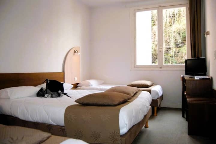Elegant Family Stay With Balcony, Parking - Lourdes
