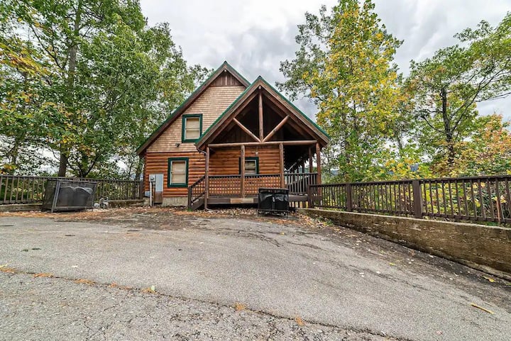 Fabulous View, Pool, Game Room, Hot Tub, And More - Pigeon Forge