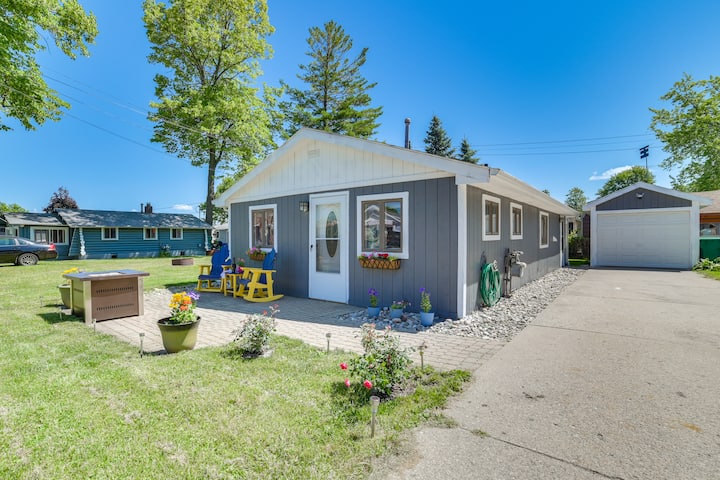 Houghton Lake Cottage W/ Patio: Walk To Waterfront - Houghton Lake, MI