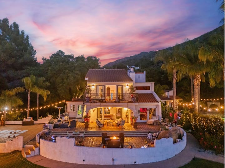 5-acre Malibu Estate: Sleeps 30, Sauna, Pool Views - Agoura Hills, CA