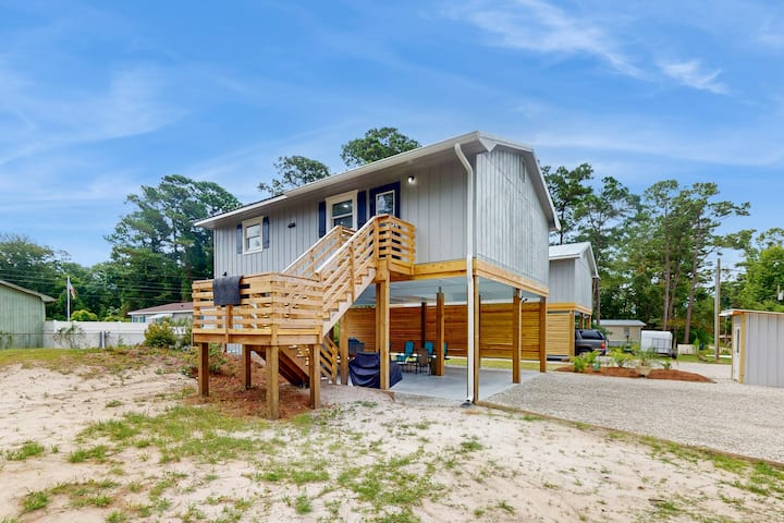 Coastal Home Close To Beach & Local Attractions - Holden Beach, NC