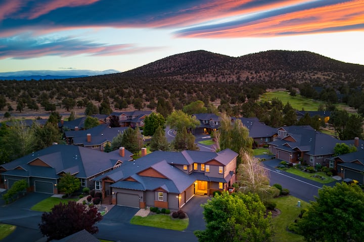 Deck W/ Hot Tub | Golf Course | Forest Ridge Loop - Redmond, OR