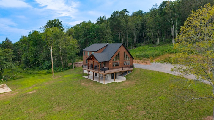 Hidden Acres Retreat | Pickleball + Basketball! - Berkeley Springs, WV