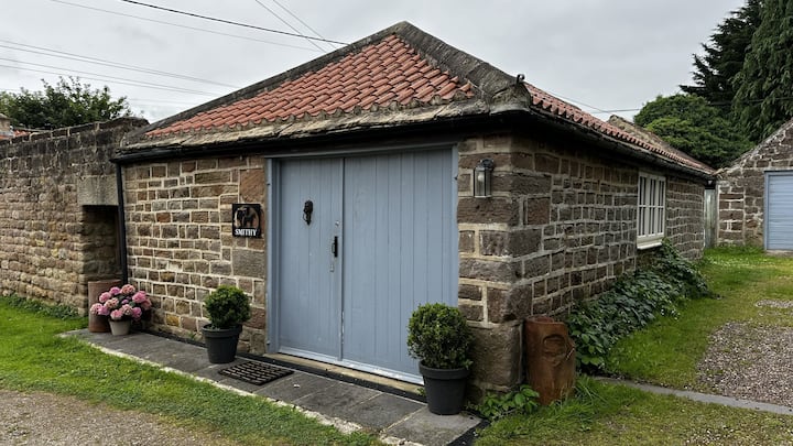 Converted Blacksmith-cottage-vue Sur Jardin-modern - Wetherby