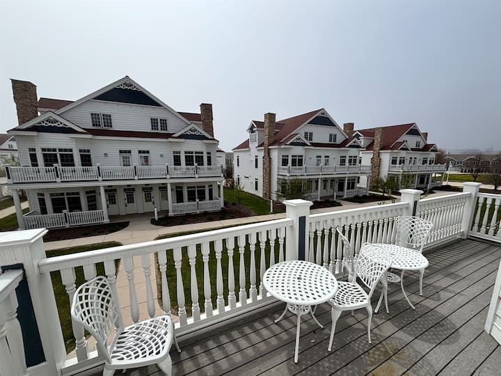 Edgewater Villa: 4 Bedroom, Sleeps 14! - Sheboygan, WI