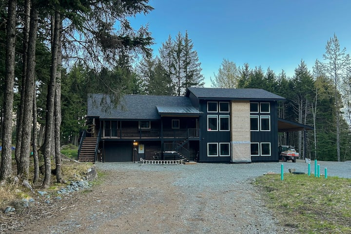 Spacious 9 Br On A Large Private Lot W/fireplace - Girdwood, AK