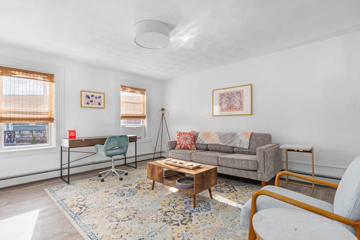 Bright Apartment With Patio In Warren Center - Bristol, RI